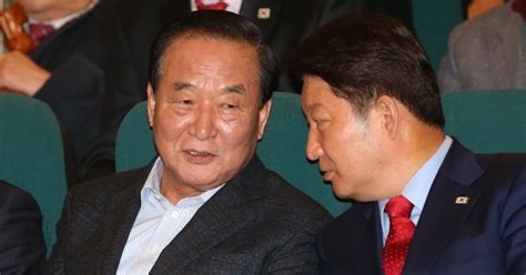 권영진 대구 시장과 대화 나누는 서청원 의원