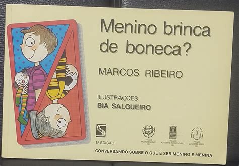 Menino Brinca De Boneca Conversando Sobre O Que É Ser Menino E