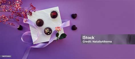 보라색 초콜릿 배경 사탕 그림자와 석고 필라와 상단 보기 엑스트라 와이드 배너 2022년에 대한 스톡 사진 및 기타 이미지 2022년 가루 설탕 갈색 Istock