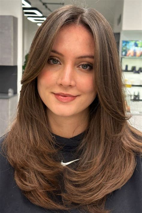 24 Best Hairstyles For Round Faces For 2025 Haircuts For Chubby Faces