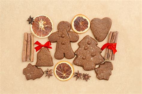크리스마스 진저브레드 쿠키 비스킷 얇게 썬 마른 오렌지 베이지색 베이킹 페이퍼에 계피 스틱 평면도 갈색 트렌드 패턴 플랫 레이 휴일 달콤한 음식 전통 빵집 새해 0명에 대한