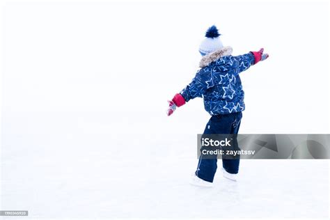 재미있는 순간 귀여운 어린 소년이 아이스 스케이트 링크에 떨어졌다 건강한 생활방식에 대한 스톡 사진 및 기타 이미지 건강한