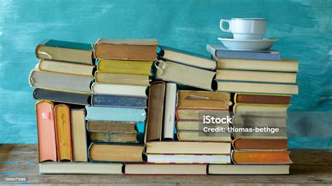 책과 커피 한 잔의 스택 교육 독서 문학 홈 오피스 무료 복사 공간 파노라마 0명에 대한 스톡 사진 및 기타 이미지 0명 Book Fair 공부 Istock