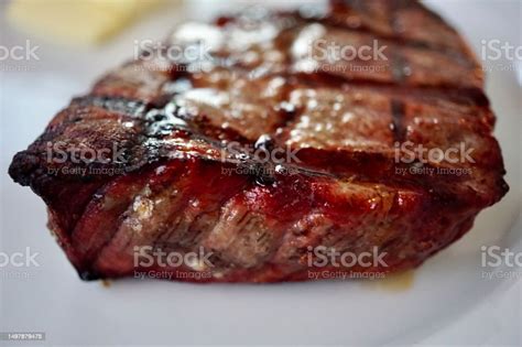 구운 스테이크 고기 한 조각이 구워집니다 고기에 스트립을 굽습니다 고기 바베큐 여름 바베큐 스테이크 1 개가 구워집니다 금속