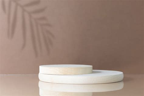 갈색 배경의 베이지 색 테이블에 열대 야자수 잎의 그림자가있는 원통형 나무 장면 프리미엄 포디움 마케팅에 대한 스톡 사진 및 기타 이미지 Istock