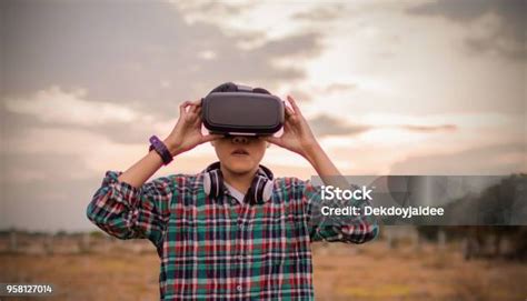 아름 다운 하늘 자연과 기술 개념에 가상 현실 헤드셋 현실 입고 타탄 셔츠 남자 게이머에 대한 스톡 사진 및 기타 이미지 게이머 과학 기술자 Istock