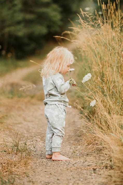 고요한 금발 낮 노천 녹지 놀이 농장 생활 농촌 생활 농촌의 단순한 생활 단순함 들판 러스틱 맑은 공기 맨발 모험 목가적인 봄 부드러운 조명