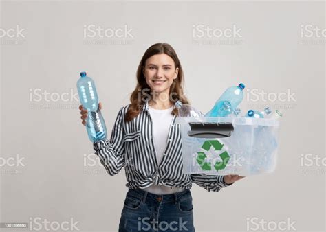 폐기물 분류 빈 플라스틱 병으로 용기를 들고 있는 에코 자원 봉사자 여성 미소에 대한 스톡 사진 및 기타 이미지 미소 병