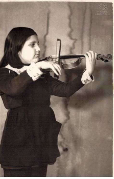 Iverieli მაია მელაძე გოგონა ვიოლინოთი