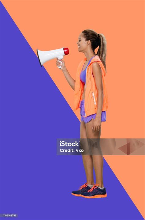 전체 길이 측면 보기 프로필 보기 3039세의 성인 미모 포니테일 긴 머리 아프리카 민족 아프리카계 민족 젊은 여성 서 들고 메가폰 30 34세에 대한 스톡 사진 및 기타