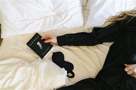 누군가 침대에서 책을 읽고 있습니다 사진 Unsplash의 무료 책 이미지