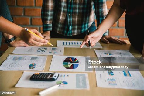 팀 Businessmans 직업입니다 오픈 스페이스 사무실에서 노트북으로 작업 진행 중인 회의 보고서 남자에 대한 스톡 사진 및 기타 이미지 Istock