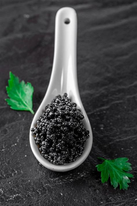 Close-up, appetizer of chips with black caviar - Creative Commons Bilder
