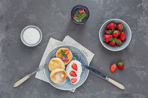 코 티 지 치즈는 아침 이나 점심에 대 한 사 우 어 크림과 딸기 팬케이크 가정 주방에 대한 스톡 사진 및 기타 이미지 가정 주방 가정의 방 건강한 식생활 Istock