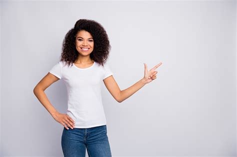 그녀의 초상화 그녀의 좋은 매력적인 사랑스러운 사랑스러운 꽤 기쁜 쾌활한 물결 모양의 머리 소녀 복사 빈 빈 공간을 보여주는 밝은 흰색 파스텔 색상 배경 위에 고립 T