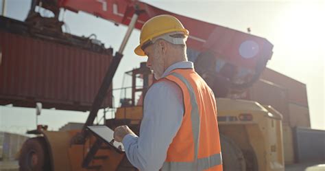 글로벌 배송 화물 및 공급망 산업을위한 지게차로 선적 항구에서 남자와 함께 물류 컨테이너 및 태블릿 수출 화물 및 유통 담당 직원이 있는 체크리스트 도시에 대한 스톡 사진