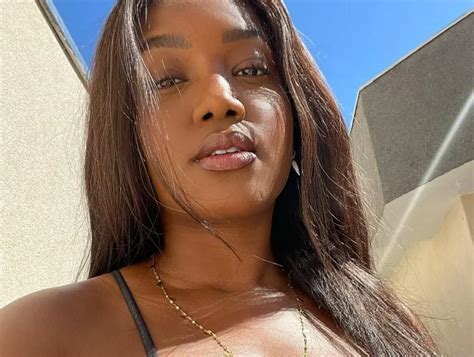 Iza Coloca Curvas Para Jogo De Fio Dental E Eleva A Temperatura Com