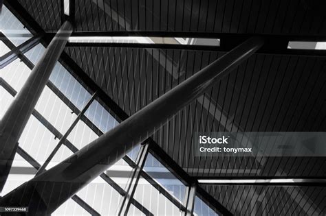 디지털 렌더링 된 이미지 조각의 미래 산업 또는 사무실 건물 내부 경사 기둥과 대들보 천장 및 구조 유리 벽 현대 건축 이나 인테리어의 주제에 추상 하이테크 배경 0명에