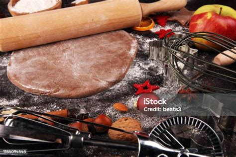 크리스마스 쿠키를 굽는다 전형적인 계피는 향신료와 빵집을 별 테이블에 있는 Xmas 장식 갈색에 대한 스톡 사진 및 기타 이미지