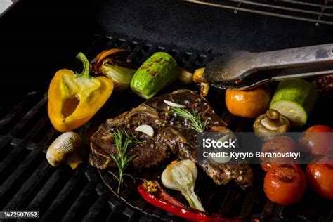 로즈마리 마늘 양파 후추 호박 토마토가 불씨에 누워있는 뼈에 구운 쇠고기 스테이크 수평 방향 고기에 대한 스톡 사진 및 기타 이미지 Istock