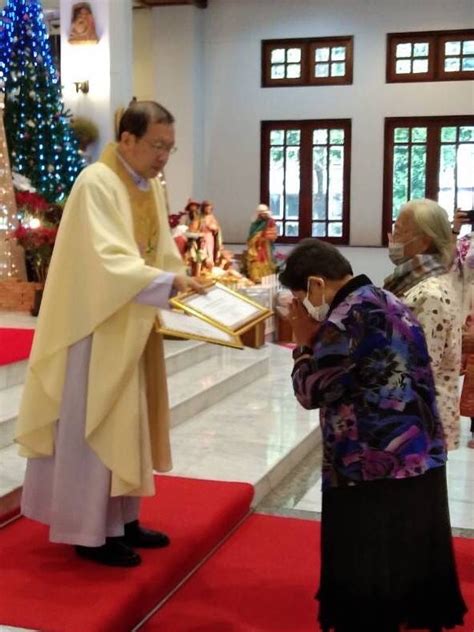 วัดพระแม่สกลสงเคราะห์มอบใบเชิดชูเกียรติผู้สูงอายุ 80 ปี