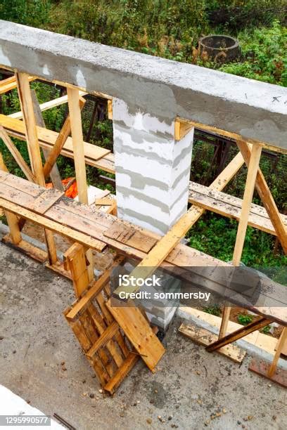 건설 중인 시골 집의 내부 벽이 나무 양식으로 가스 콘크리트 블록으로 지어진 사이트 0명에 대한 스톡 사진 및 기타 이미지