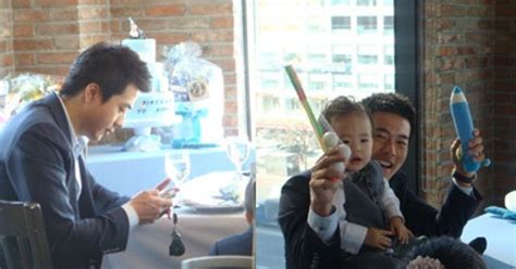 권상우 손태영 부부 아들 룩희 돌잔치에서 나란히