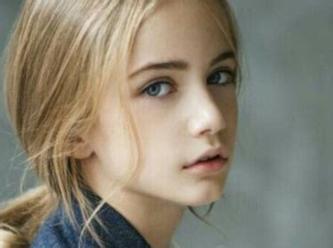 一半微笑一半哭泣 闭眼哭泣 到哭泣 大山谷图库