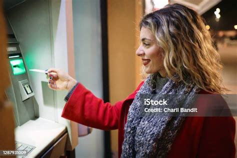 Atm 기계에서 돈을 인출하는 현대 젊은 여성 은행 계좌에 대한 스톡 사진 및 기타 이미지 은행 계좌 겨울 25 29세 Istock