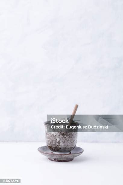 밝은 나무 배경에 전통 수제 세라믹 부드러운 초점 공간을 복사합니다 0명에 대한 스톡 사진 및 기타 이미지 0명 고대의 고풍스런 Istock