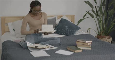Estudiante De Sexo Femenino Con Libros En La Cama Almacen De Video V Deo De Hermoso Persona