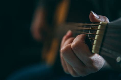 어쿠스틱 기타를 연주하는 여성 손과 함께 코드를 들고 닫습니다 고전 양식에 대한 스톡 사진 및 기타 이미지 고전 양식 공연 공연자 Istock