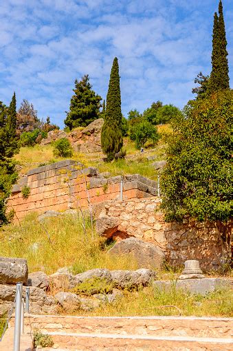 델파이 그리스 산 파에서 고고학 사이트의 고 대 유적 델파이 아폴로 성소에서 Oracle에 의해 유명 유네스코 세계 유산 0명에
