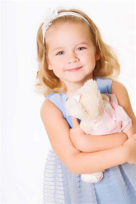 抱娃娃的小女孩的搜索结果百度图片搜索