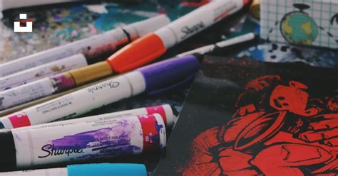 검은 색과 빨간색 표면에 모듬 된 펜 사진 Unsplash의 무료 마커 이미지