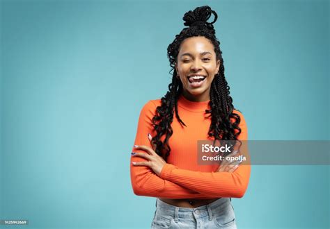 실내 사진 촬영 중에 웃고있는 아프리카 헤어 스타일을 가진 젊은 사랑스러운 여성 우아한 귀여운 소녀 20 24세에 대한 스톡 사진 및 기타 이미지 Istock