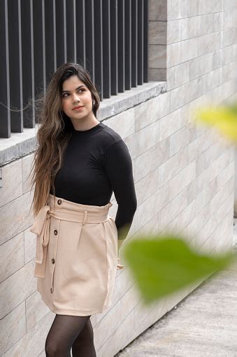 긴 머리를 가진 아름다운 젊은 라틴 여성을 서있는 날에는 스커트 라이프 스타일 및 아름다움이있는 캐주얼 한 옷을 입고 있습니다 20 24세에 대한 스톡 사진 및 기타 이미지