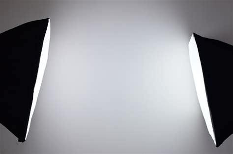 밝은 스포트라이트 아름다운 흑백 배경 사이의 흰색 빈 공간 0명에 대한 스톡 사진 및 기타 이미지 0명 3차원 형태 가장자리 Istock