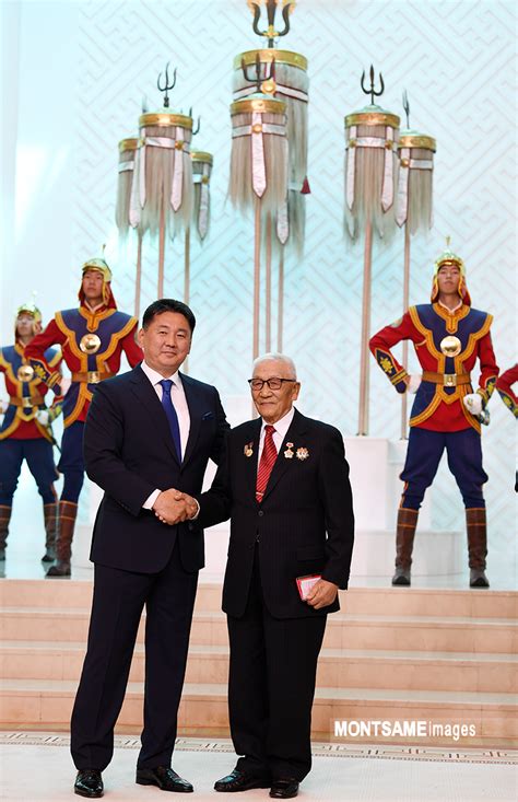 Монгол Улсын Ерөнхийлөгч У Хүрэлсүх төрийн дээд цол одон медаль гардуулав