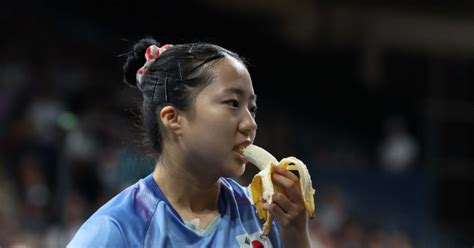 바나나 먹방 신유빈 바나나맛우유 모델 됐다…1억 원 쾌척까지[파리올림픽]