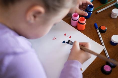 브러시로 그림을 그리는 하이 앵글 소녀 무료 사진