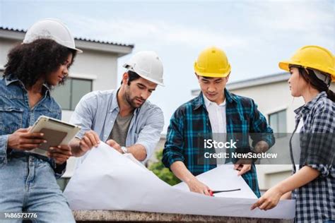 팀의 엔지니어 관리자는 이제 건설 현장에 배치되어 다양한 구성 요소에 대한 품질 보증 검사를 수행합니다 강철에 대한 스톡 사진 및 기타 이미지 Istock