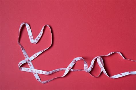 복사 공간이있는 빨간색 배경에 미터법 배율이있는 테이프 측정의 미니멀 리스트 플랫 레이 이미지 0명에 대한 스톡 사진 및 기타