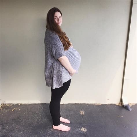 ფეხმძიმე ქალის მუცელი მე 4 ორსულობაზე საეჭვოდ სწრაფად იზრდებოდა მშობლები