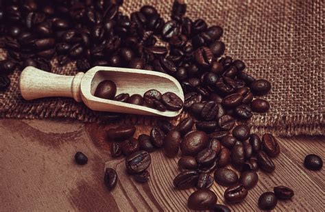 갈색의 오래된 나무 테이블에 구운 콩의 삼베 자루가있는 커피 컵 0명에 대한 스톡 사진 및 기타 이미지 0명 Celebrity Roast 가방 Istock