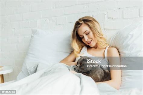 침대에 누워 아름 다운 웃는 소녀 및 복사 공간 스코틀랜드 접기 고양이를 포옹 가정 생활에 대한 스톡 사진 및 기타 이미지 가정 생활 미소 백인종 Istock