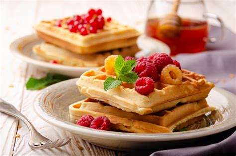 시럽을 따로 흰색 나무 부엌 테이블에 라즈베리와 민트 잎과 함께 제공되는 벨기에 와플 꿀에 대한 스톡 사진 및 기타 이미지 꿀 달콤한 음식 더미 Istock