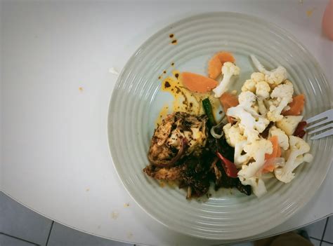 고기와 채소를 얹은 하얀 접시 사진 Unsplash의 무료 음식 이미지