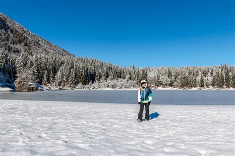 젊은 여 자가 즐기는 아침 겨울 짧은 서사시 줄리안 알프스 이탈리아 유럽 걷기에 대한 스톡 사진 및 기타 이미지 걷기 겨울 계곡 Istock