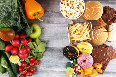 건강에 좋은 음식이나 건강에 해로운 음식 건강하고 건강에 해로운 음식의 개념 사진 과일과 채소 대 도넛과 패스트 푸드 독일에 대한 스톡 사진 및 기타 이미지 Istock